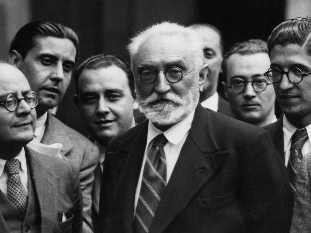 Unamuno, escritor y filósofo: "Cada uno es, en realidad, tres: el que ...