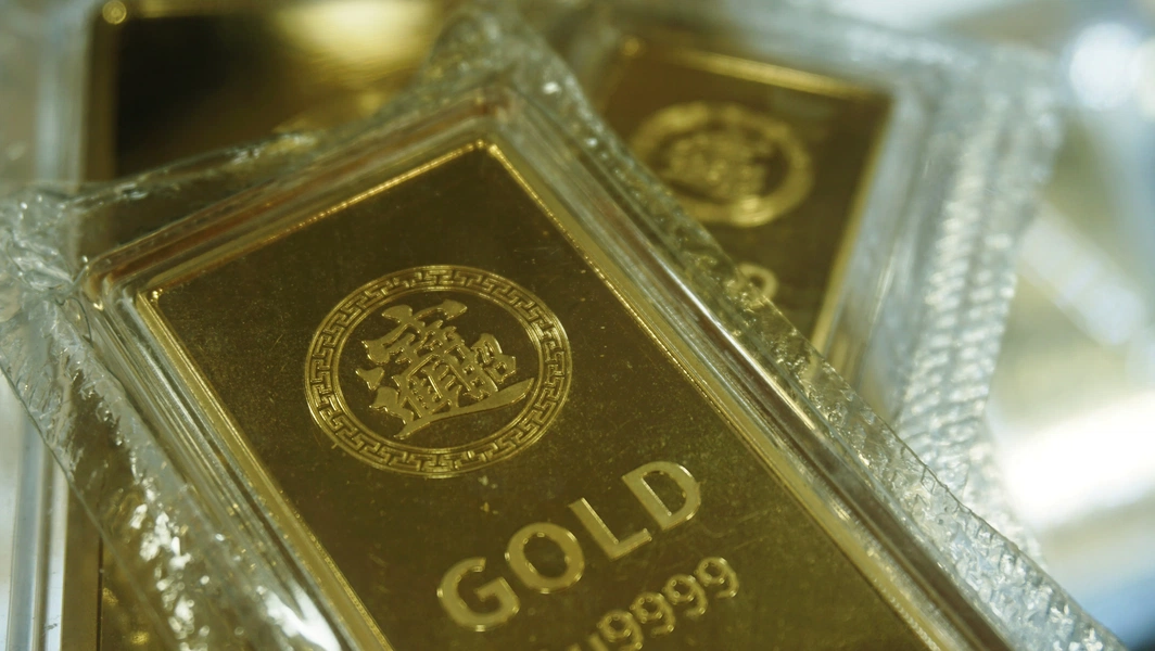 Gold slides for fourth week even as it tops global reserves