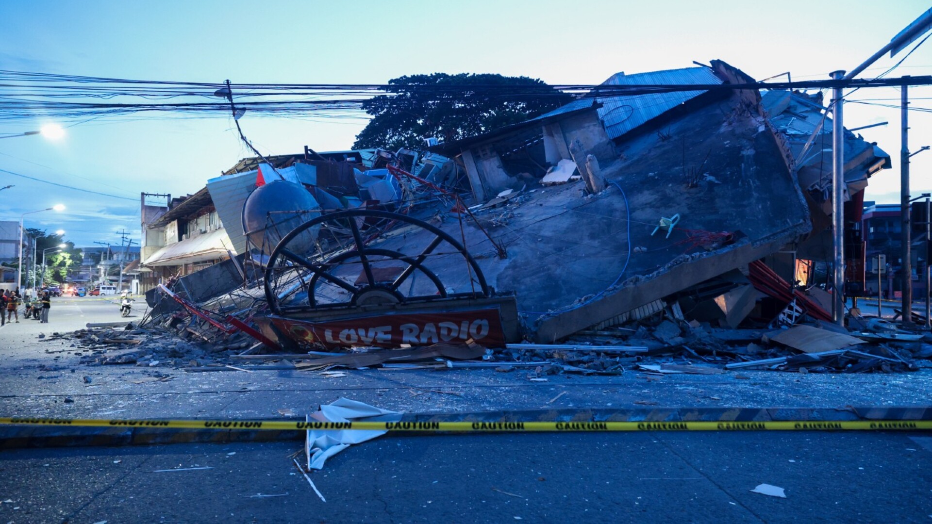 Powerful 7.8 magnitude earthquake kills over 30 people in the Philippines