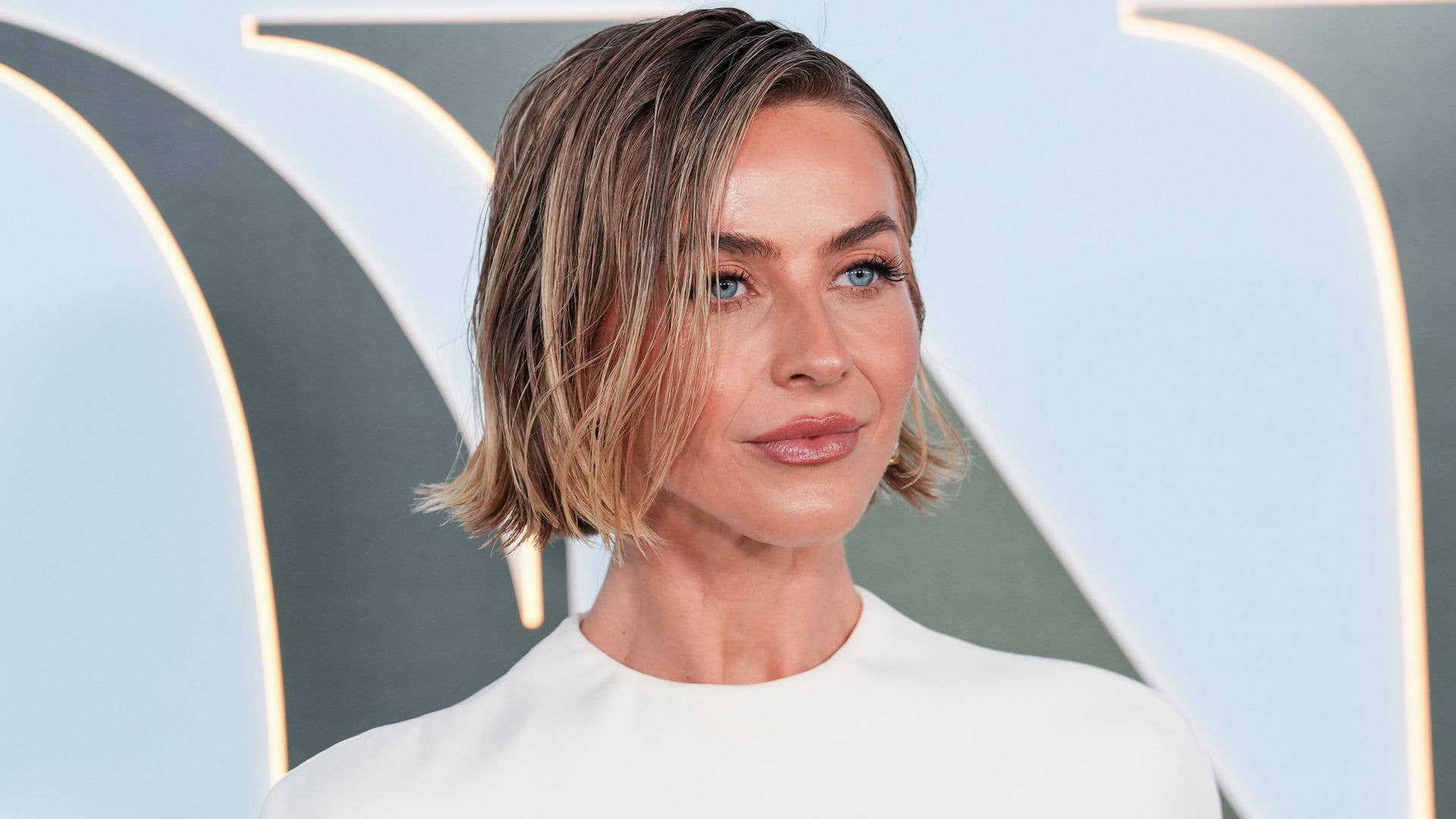 Julianne Hough turns up the heat in daring red carpet dress – with leg ...