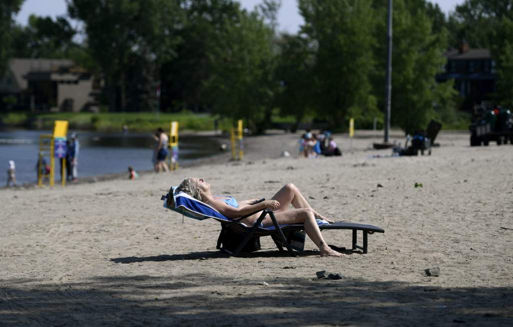 Tanmaxxing: Why tanning is making a comeback despite the health risks