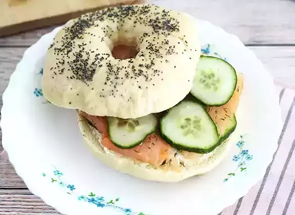 Somonlu simit, salatalık ve fromage frais