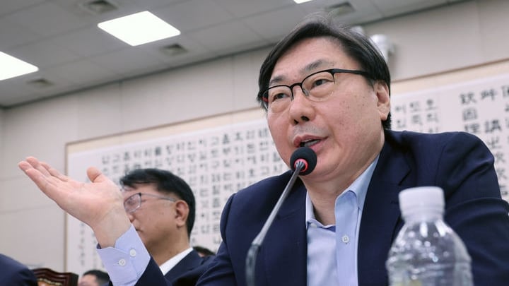 Former vice governor Lee faces ten-day trial over 'salmon drinking ...