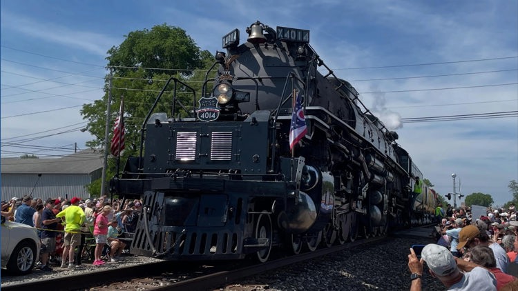 Watch: Historic Union Pacific Big Boy locomotive No. 4014 rolls through ...