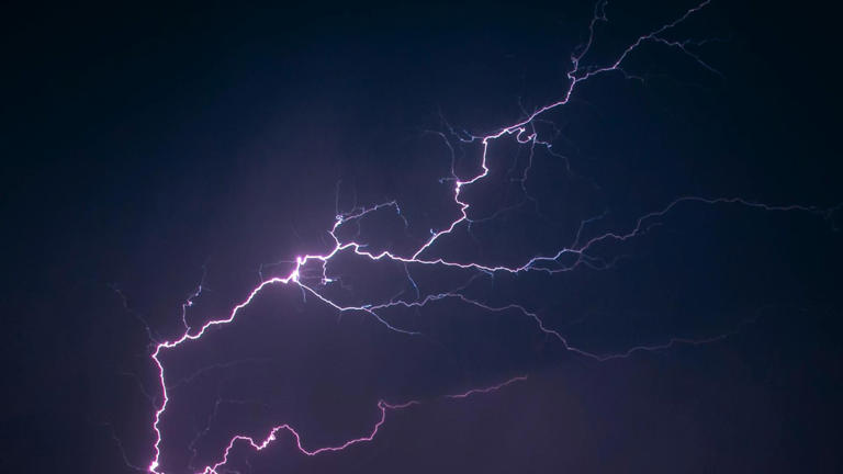 A single bolt of lightning heats the air around it to about 50,000 ...