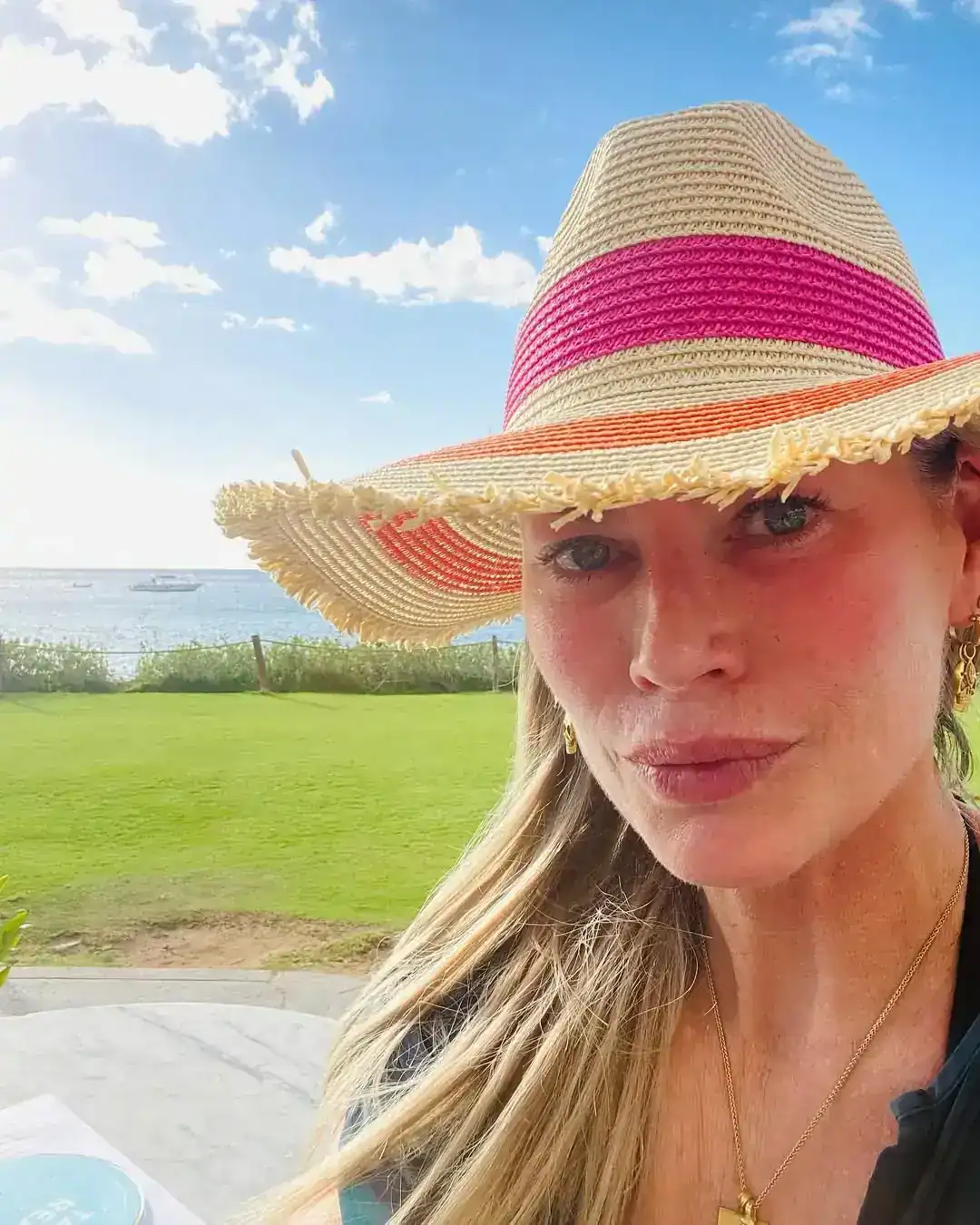 Ex modelo Carré Otis denuncia magnate de la moda por múltiples violaciones