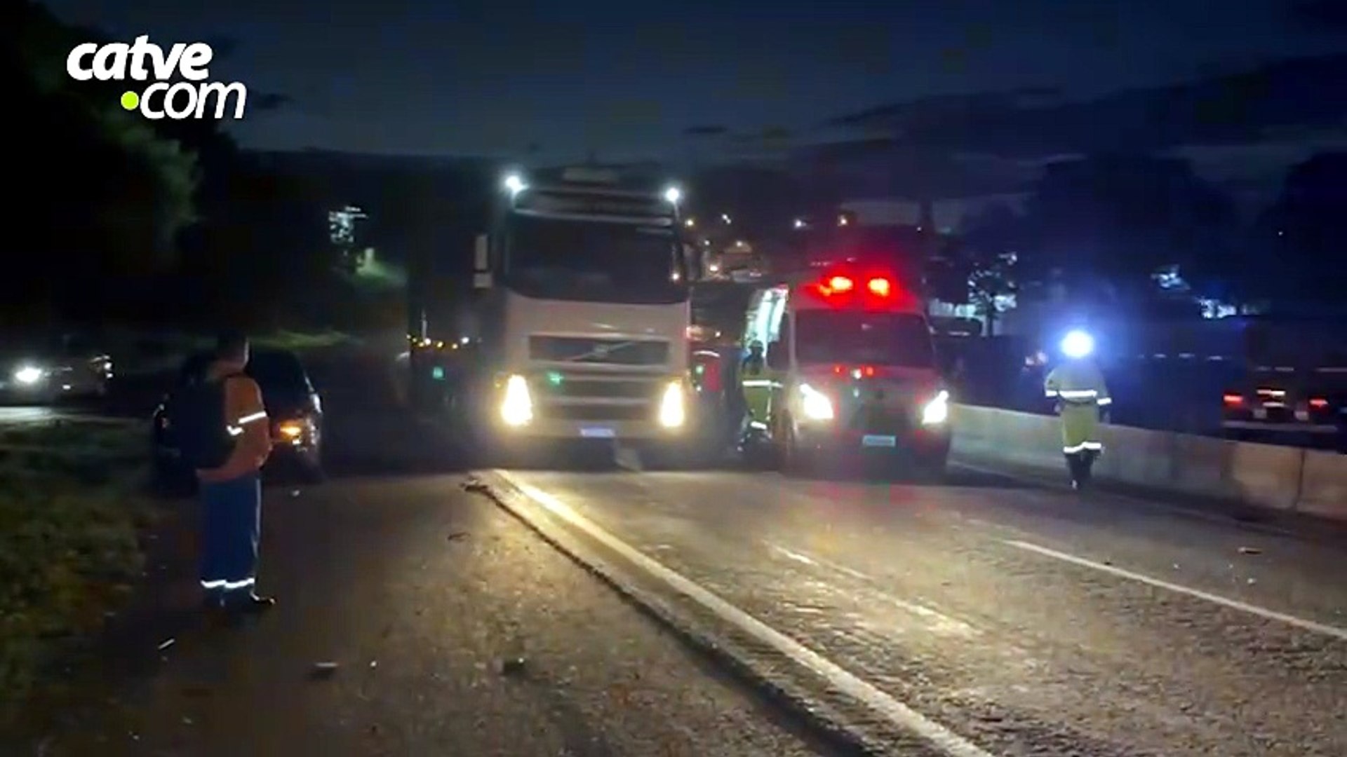 Carro bate contra guard rail da PR-467 para evitar atropelamento em ...