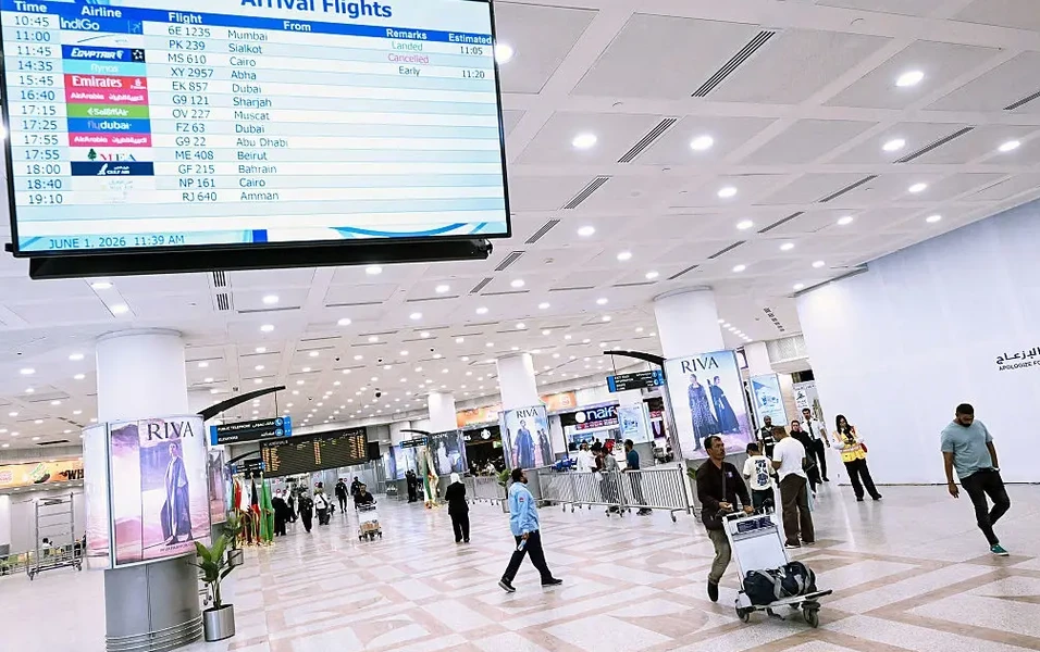 Airlines resume some Middle East routes amid ongoing conflict