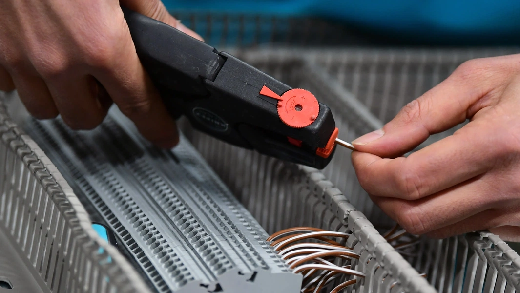 4 essential tools for wire and cable bending