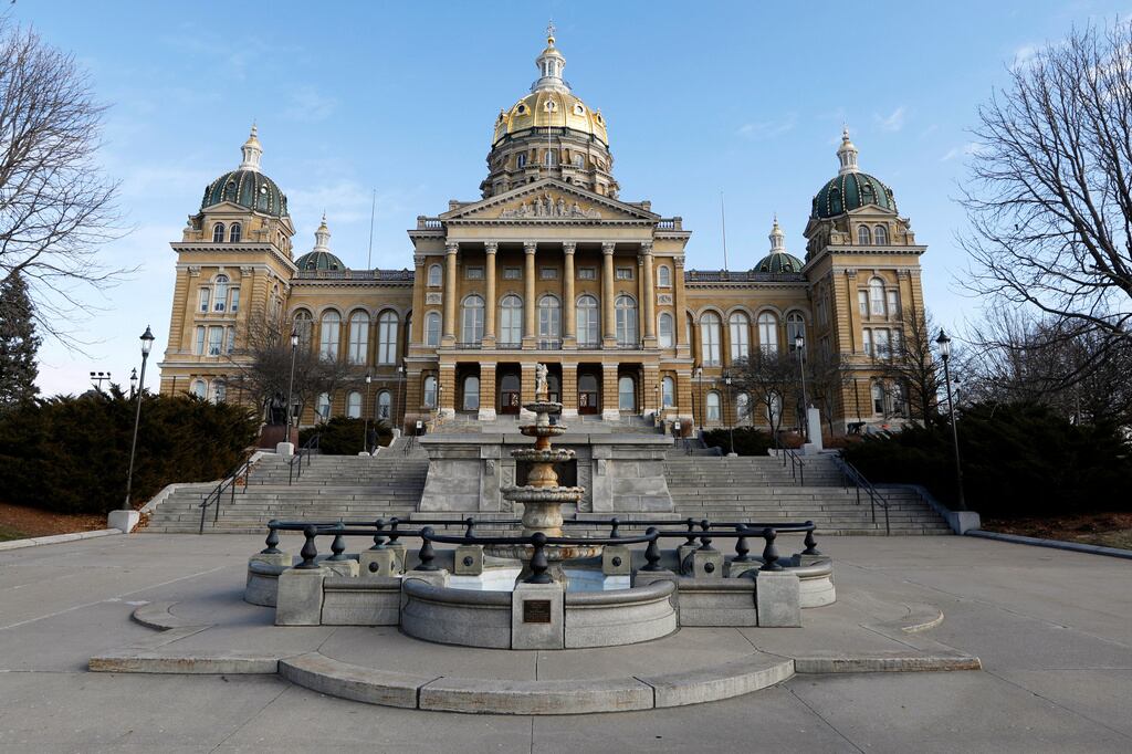 UnityPoint Health nurses march to Iowa Capitol over unionization effort