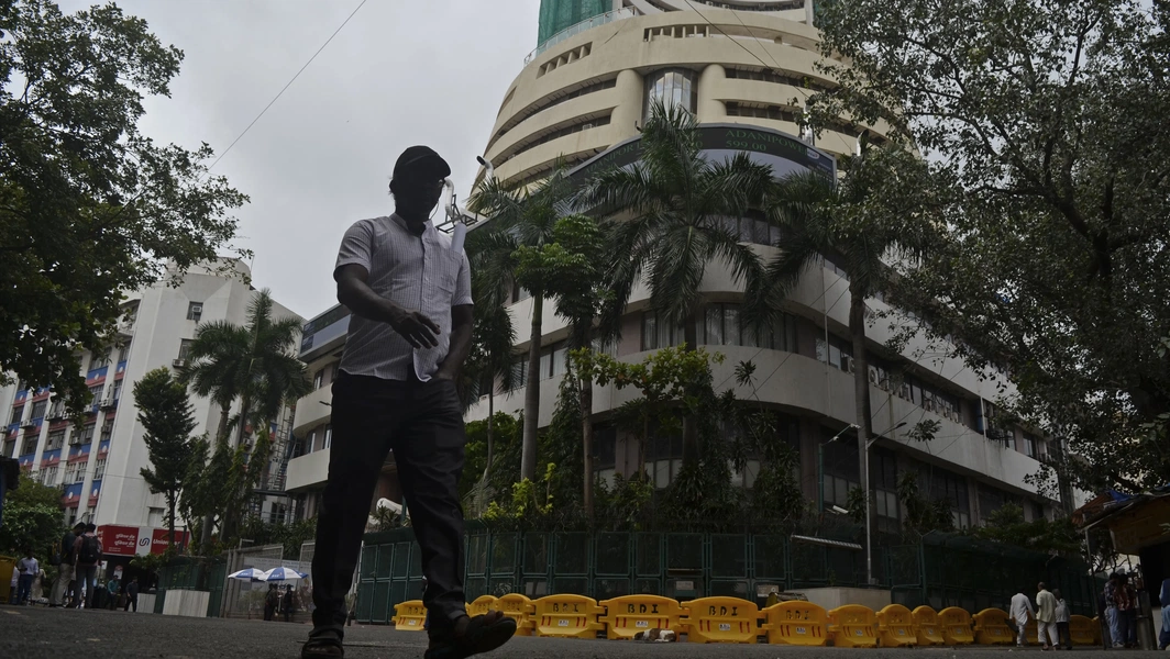 FIIs cut stakes in 106 large caps as domestic funds buy in