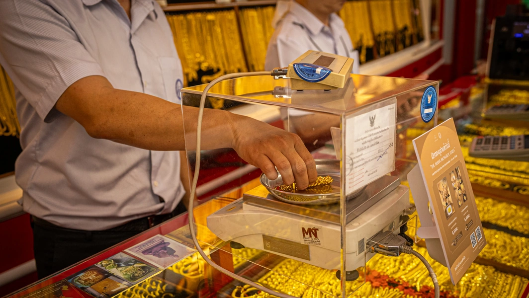 Gold prices slide after record reserve share