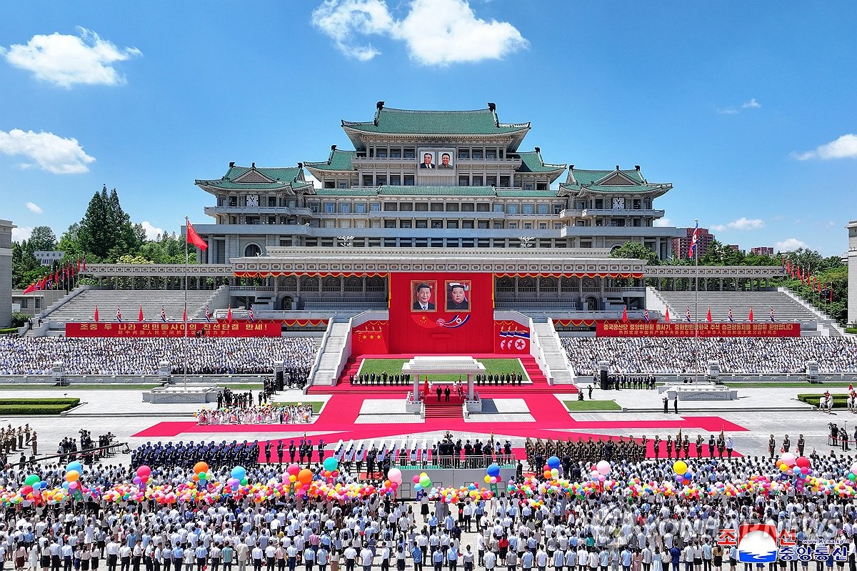 Xi arrives in Pyongyang