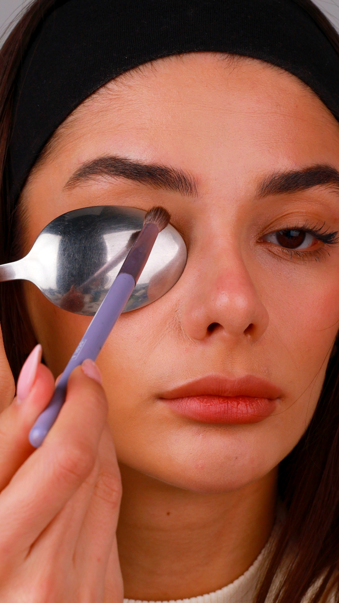 How to get the perfect eyeliner using a spoon