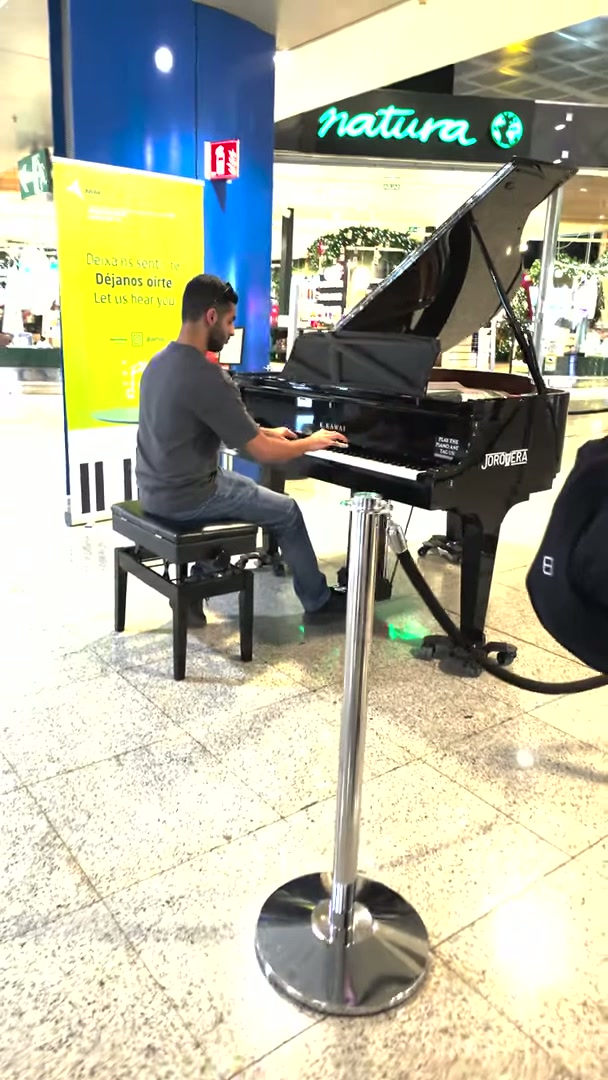 Passenger started playing the piano at El Prat Barcelona Airport