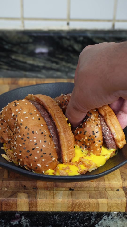 Hambúrguer de cheddar com cebola crocante