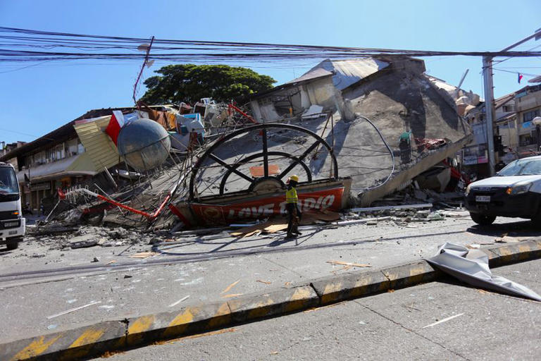 Rescuers race to reach trapped after powerful quake in southern Philippines