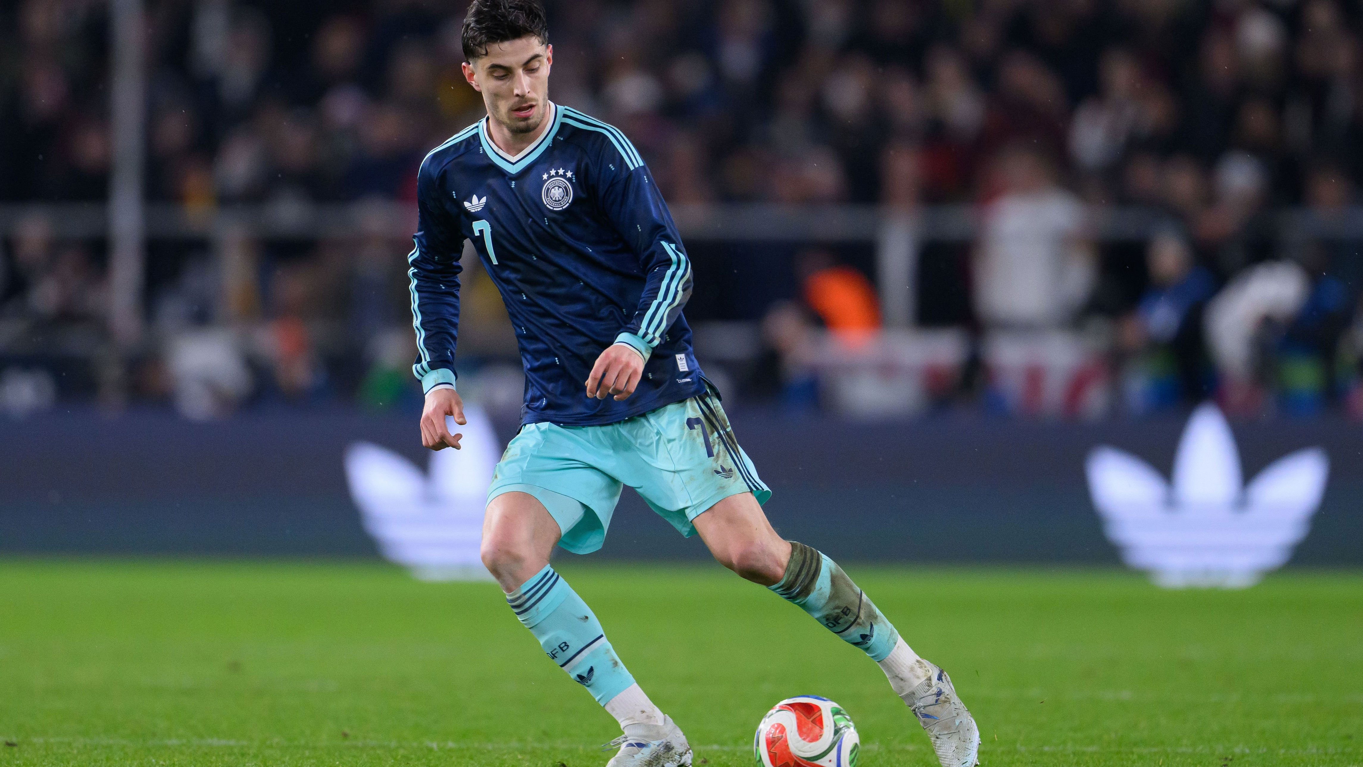 Er war sichtlich erschrocken! Schussversuch von Kai Havertz im Training ...