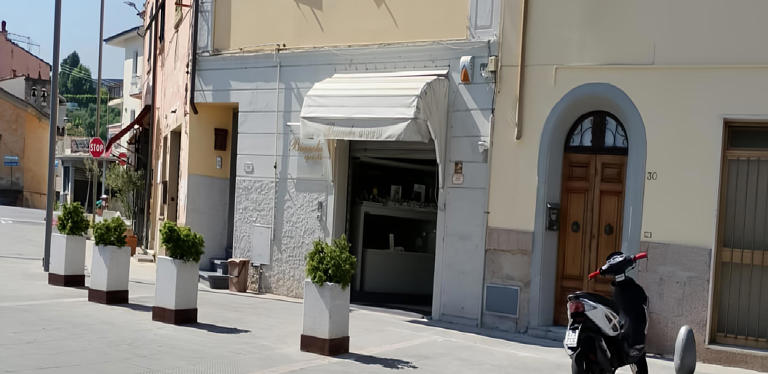 Ladri in una gioielleria. Divaricatore dei pompieri per aprire la ...