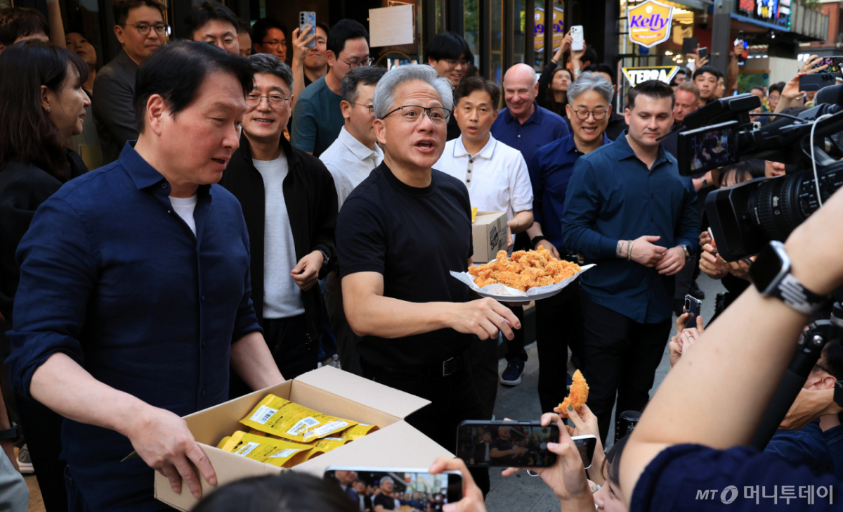 젠슨 황이 뿌린 'HBM칩' 인기 폭발…세븐일레븐, 생산 확대 검토