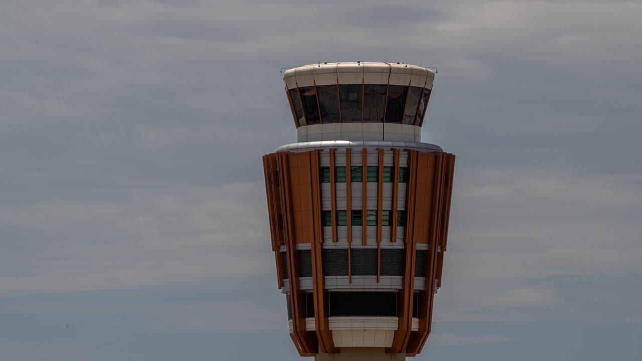 FAA to hire thousands of new air traffic controllers after disruptions