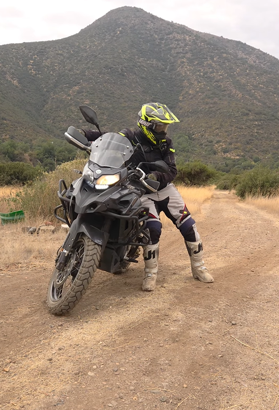 ¿Se puede girar una Benelli TRK 502X derrapando la rueda en moto trail?