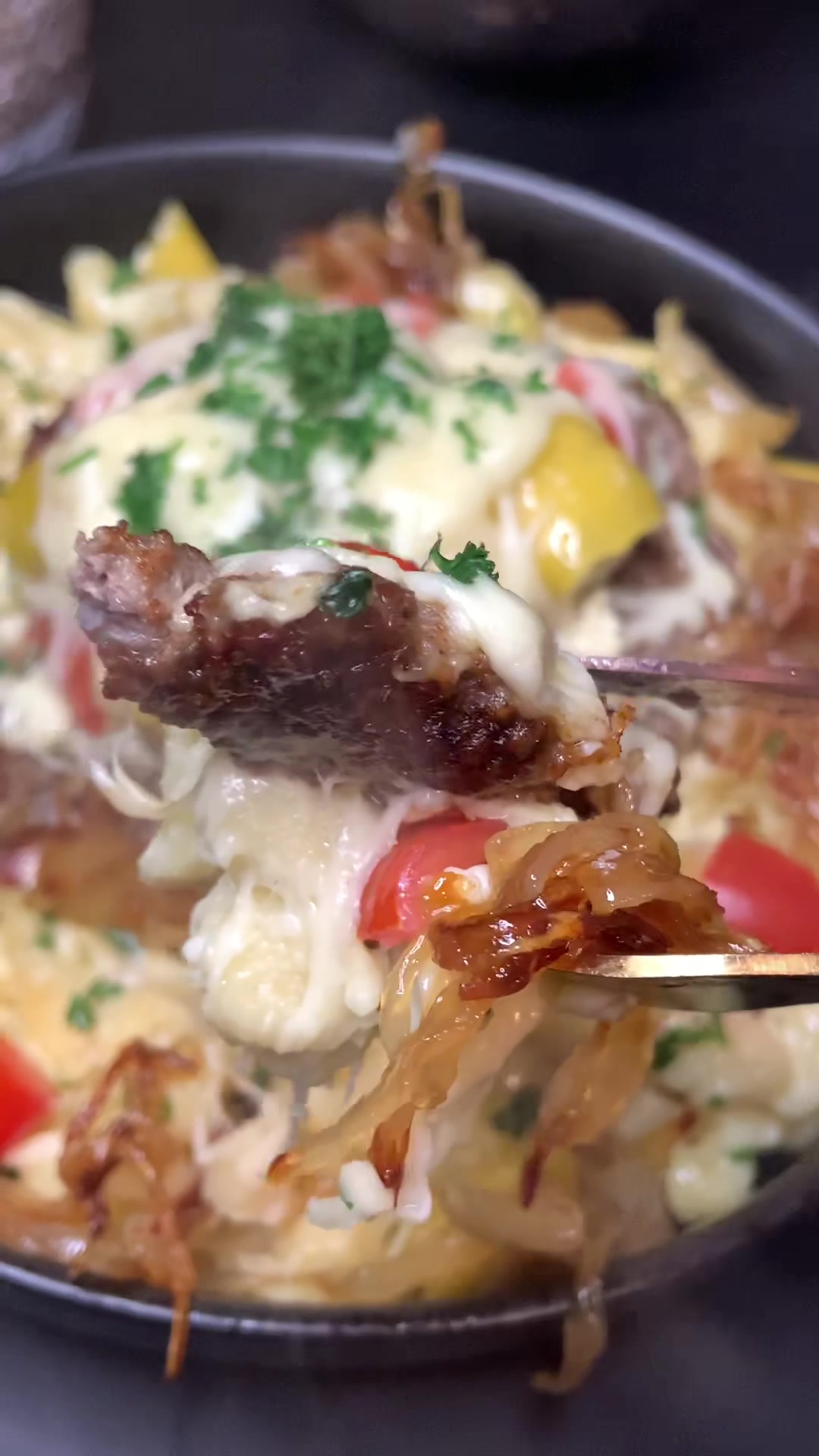 Überbackener Burger Pattie mit Käsespätzle einfach und lecker