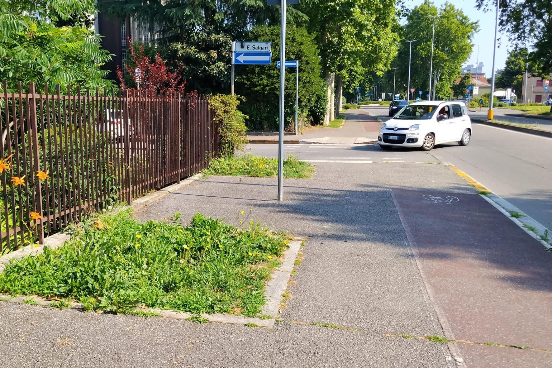 Trappola per disabili: "I marciapiedi sono pieni di buche"