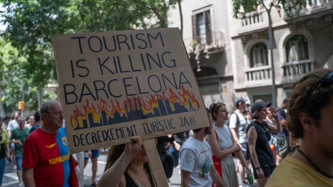 20 tourist hotspots locals steer clear of