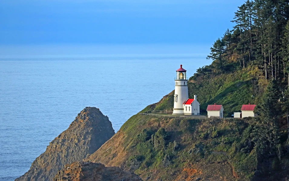 Oregon lighthouse hikes for coastal dreamers
