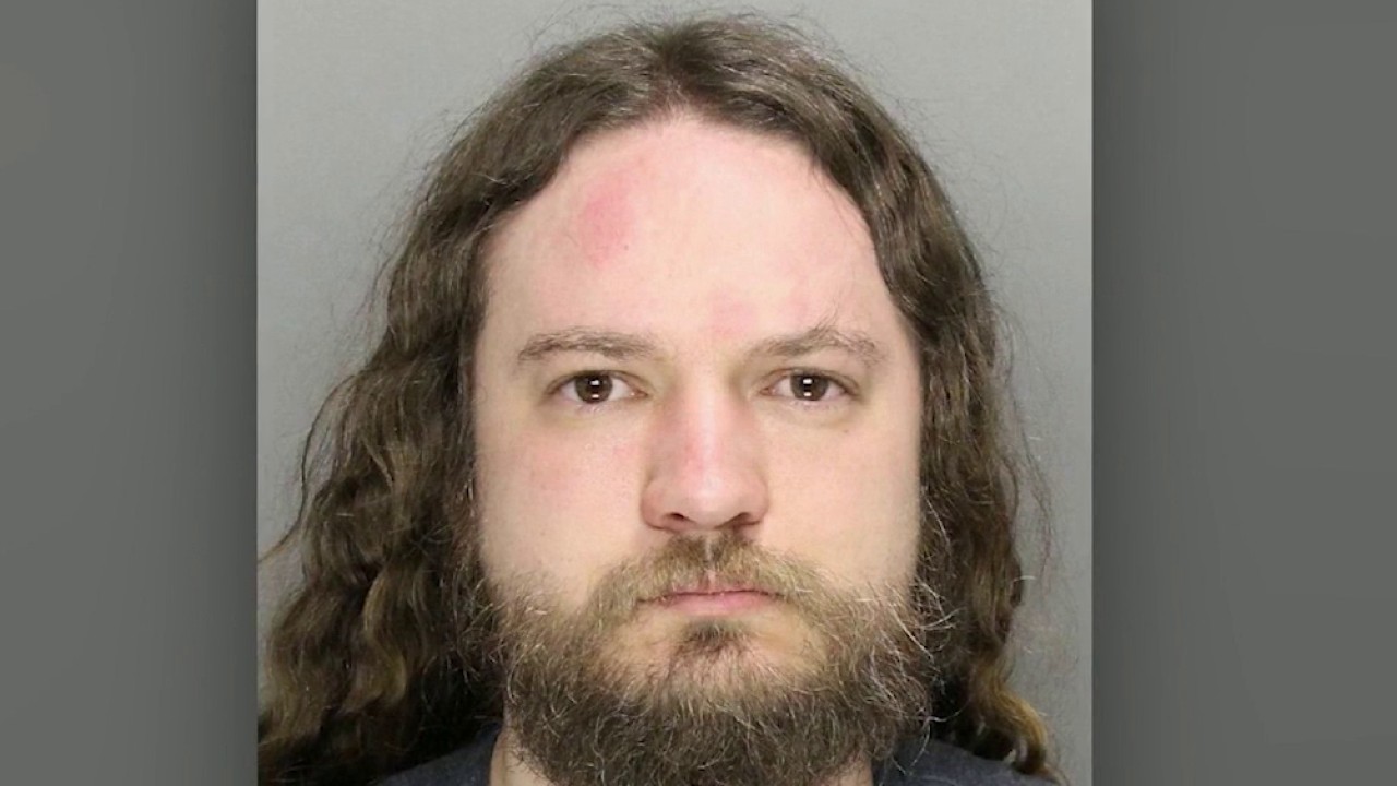 Kennesaw police: Ex-boyfriend disguised as delivery driver shoots man