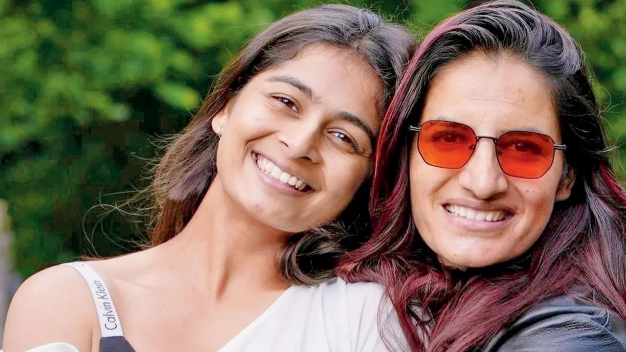 Shreyanka Patil, Renuka Singh bond in United Kingdom