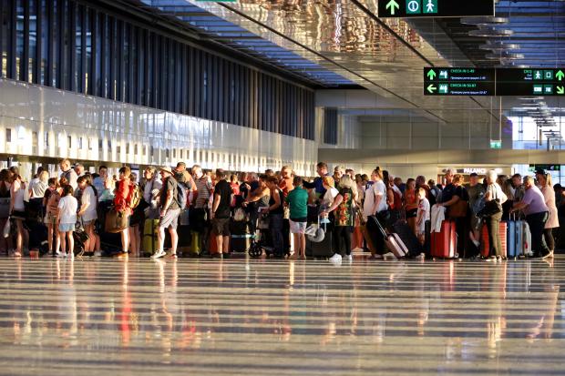 Gatwick Airport passengers warned of 6-hour airport queues at 4 big ...