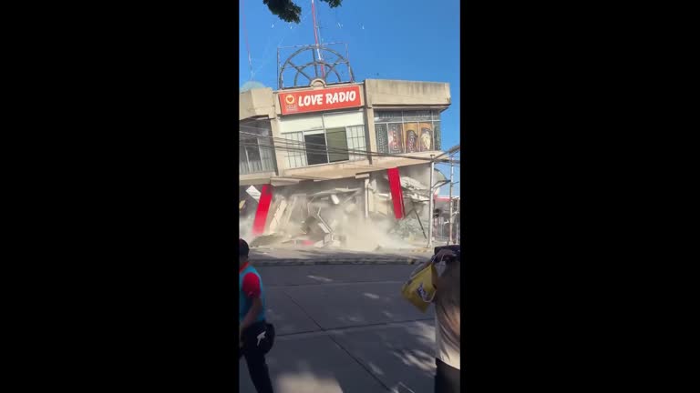 Moment: Jollibee restaurant building collapses amid powerful Philippine ...