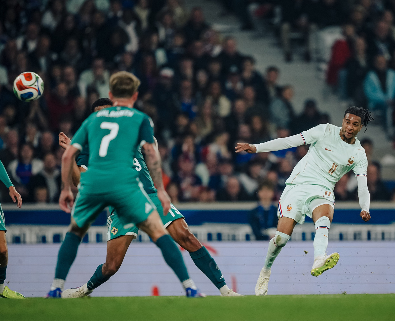 Grâce à Olise, les Bleus se rassurent - Débrief et notes des joueurs ...