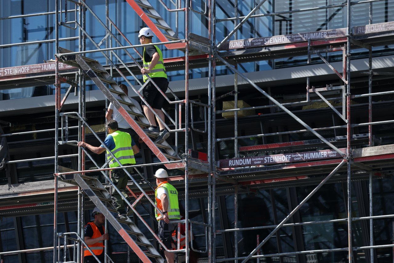 German industrial output rises for first time since November despite war