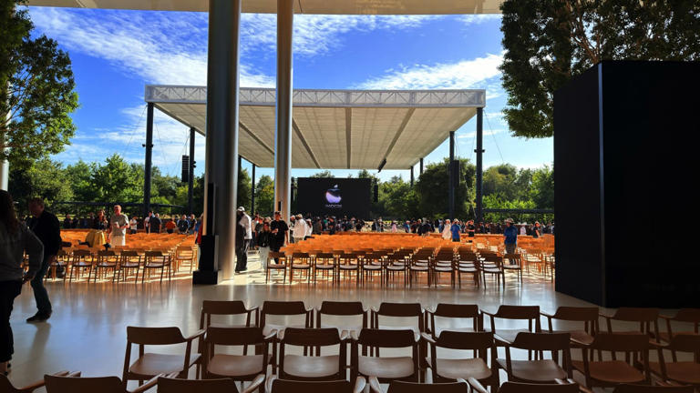 Tim Cook tire sa révérence : des adieux émouvants à l'Apple Park