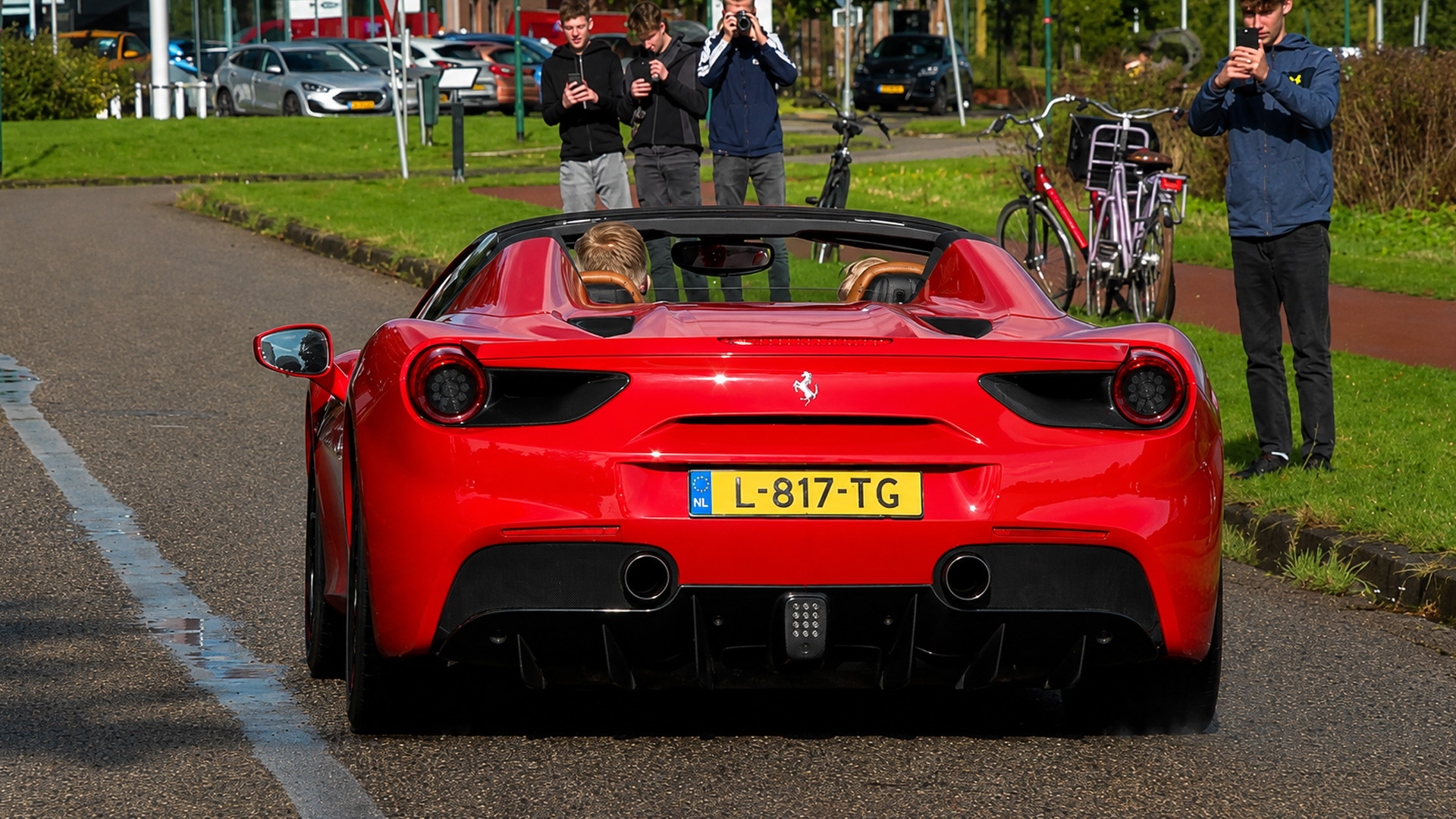 La Ferrari 488 Spider fait une arrivée remarquée à un rassemblement auto