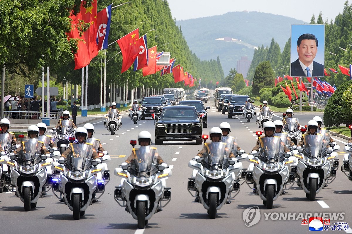 Xi arrives in Pyongyang