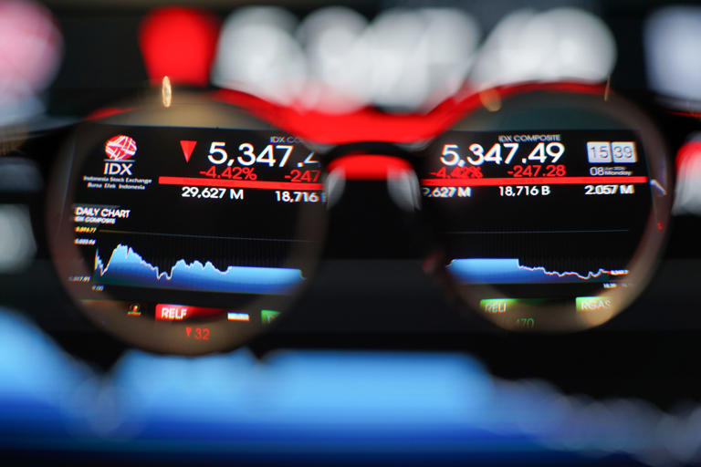 IHSG sesi I turun 1,91%, saham HRTA, ARCI, CUAN merana
