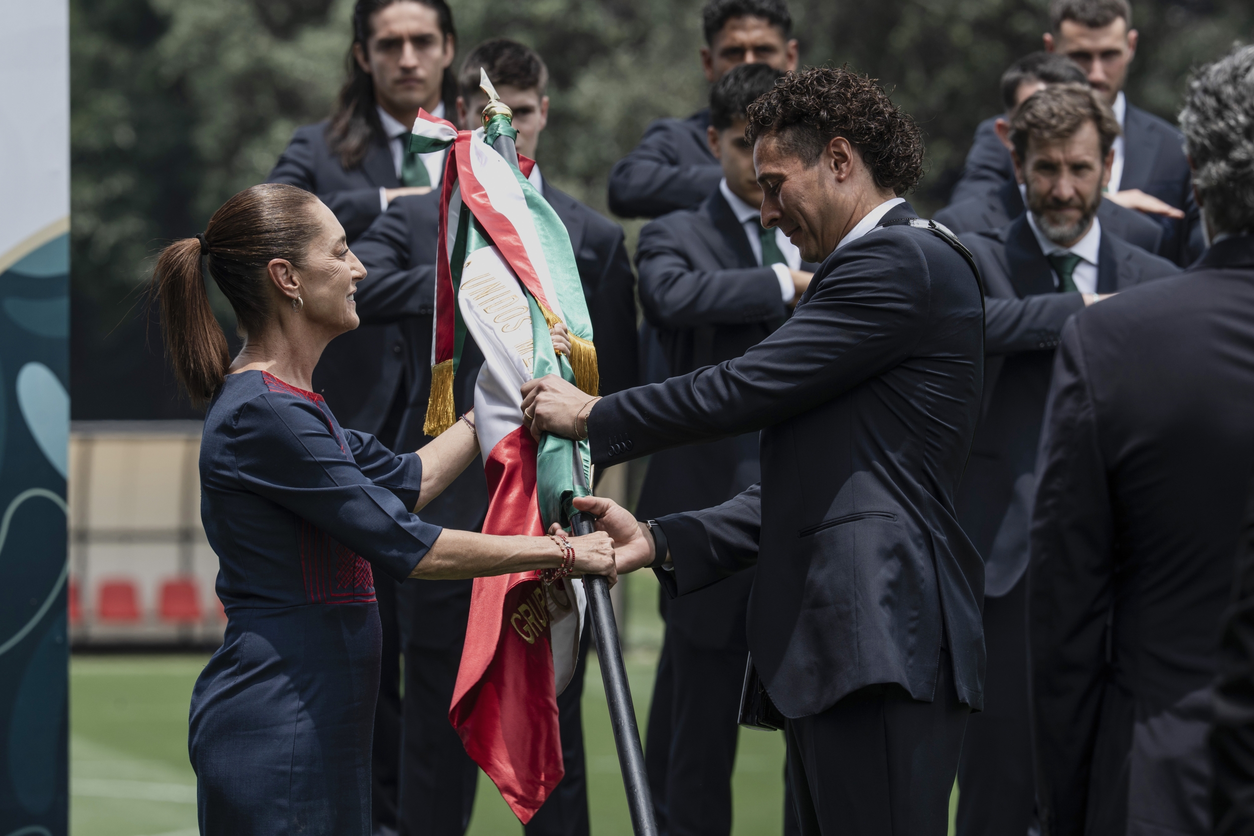 President Sheinbaum hands national flag to Memo Ochoa and Mexico is ...