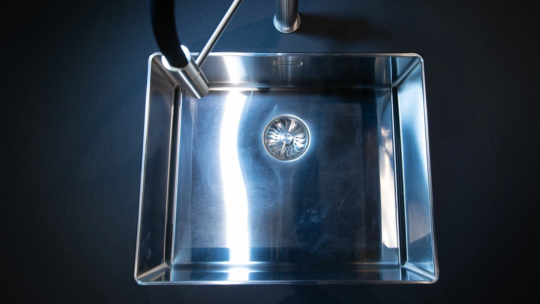 8 kitchen sink materials: pros and cons