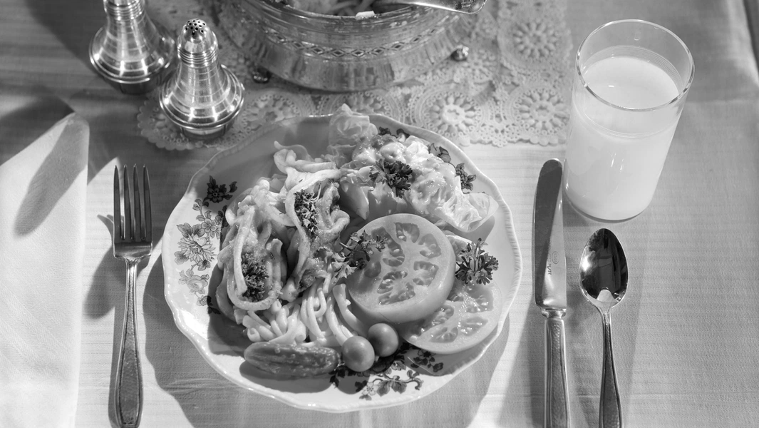 15 retro dishes that defined mid-century American tables