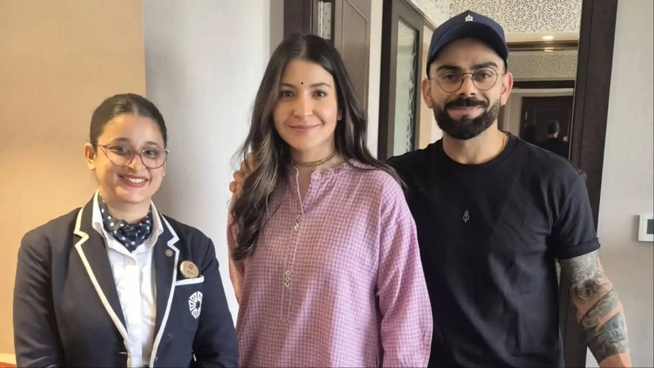 Anushka Sharma, Virat Kohli oblige fan with photos, heartwarming notes ...