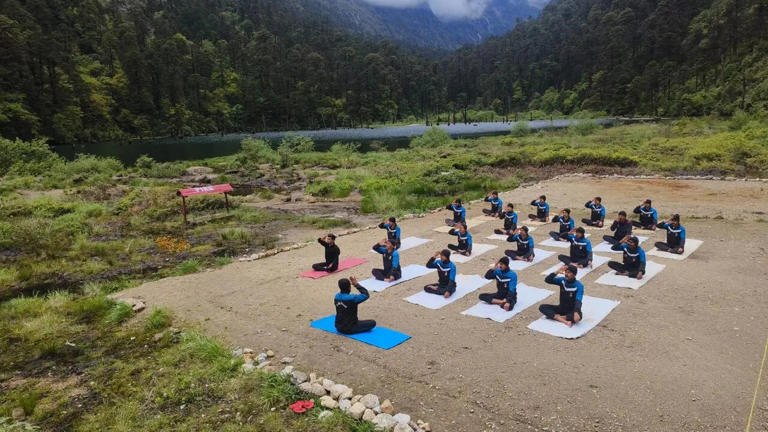 Indian Army holds high-altitude yoga session at Pasang Sonam Lake in ...