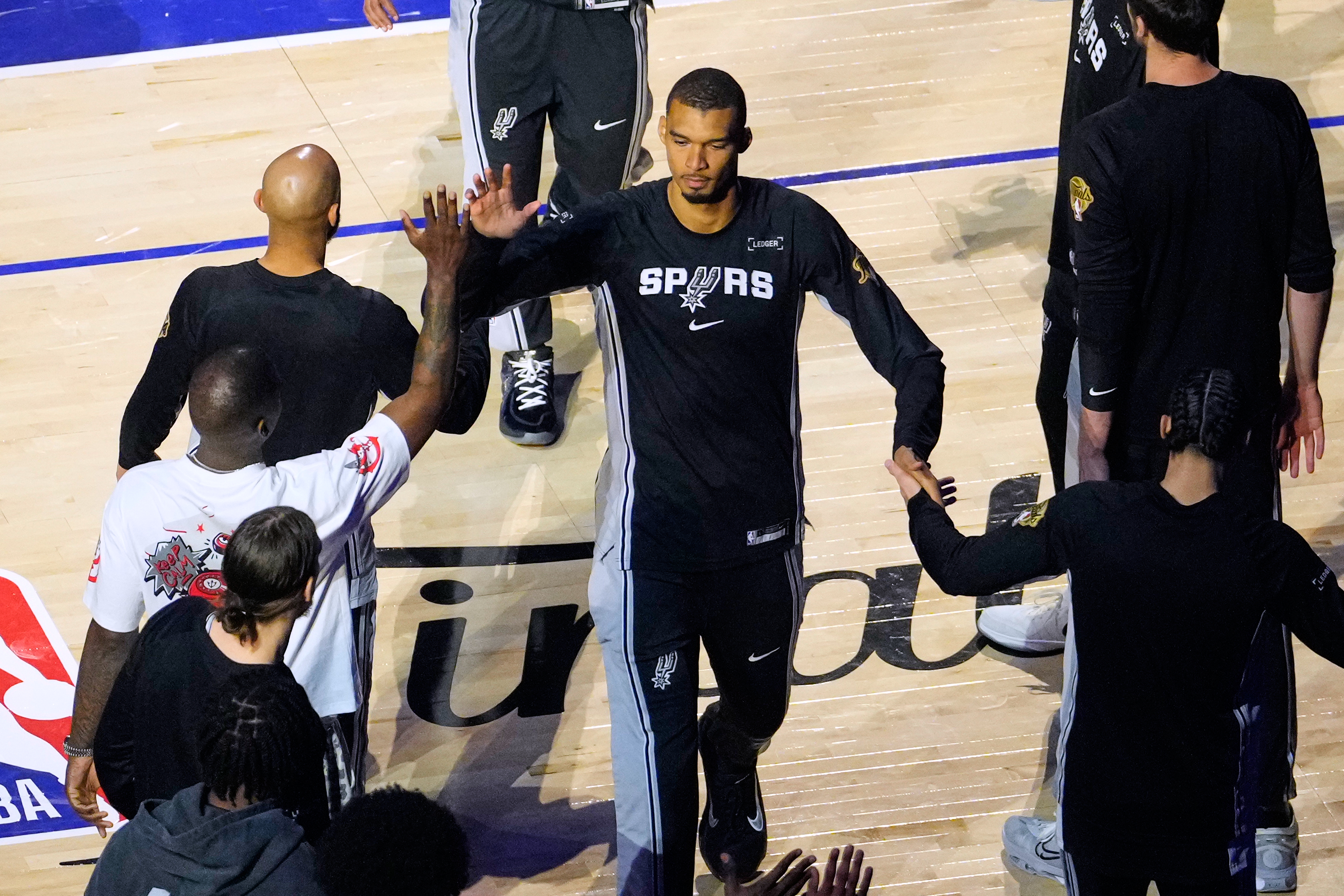 Spurs' Victor Wembanyama shakes off Game 2 miss by taking over Game 3 ...