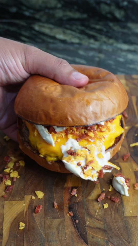 Hambúrguer com farofa de bacon e Doritos