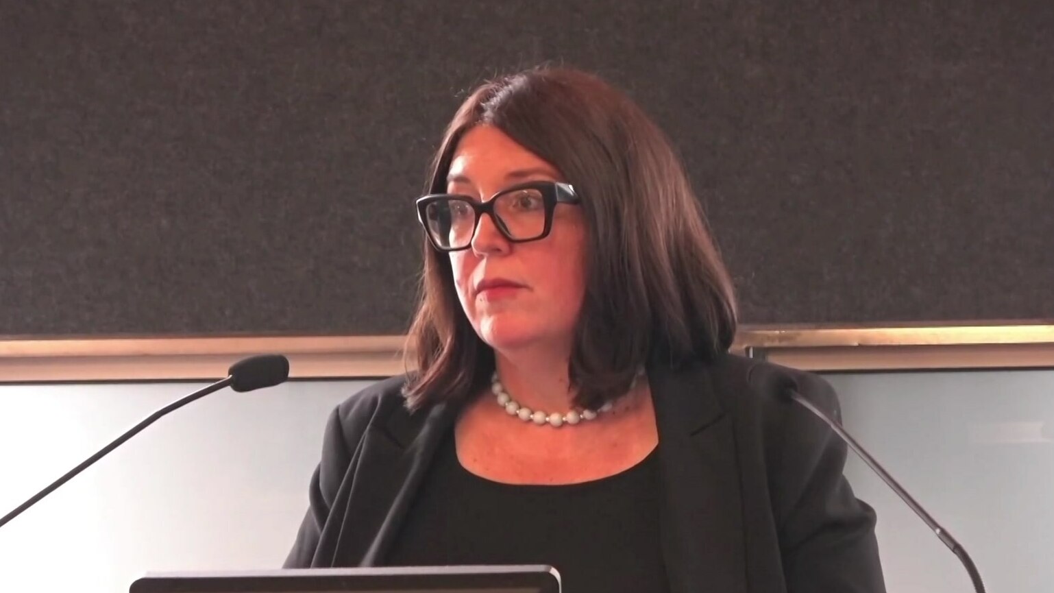 Bureaucrat breaks down recounting alleged abuse at Queensland CFMEU ...