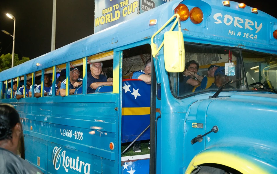 Curaçao's windowless bus arrival steals World Cup spotlight