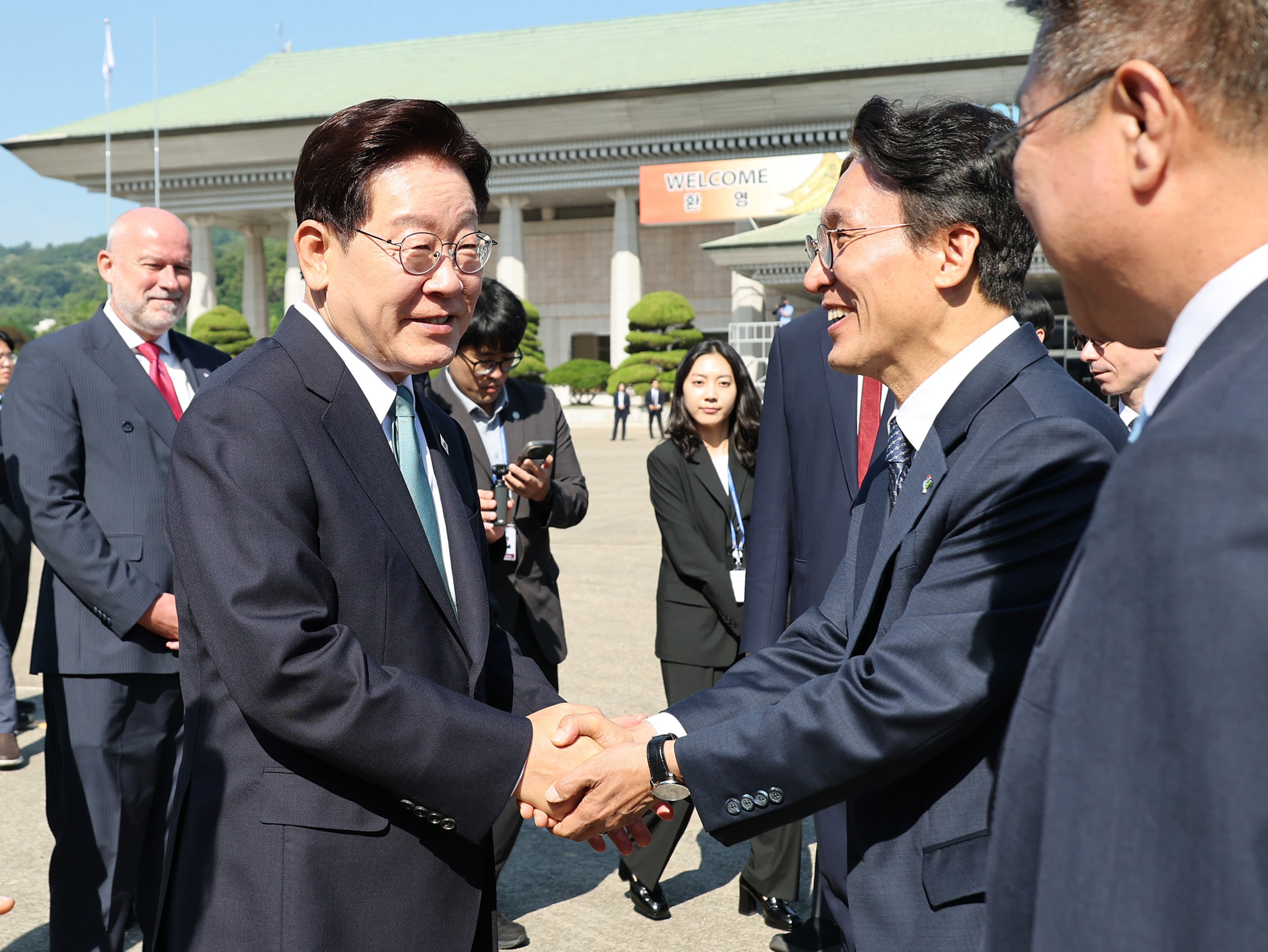 Democratic Party leadership absent at President Lee's send-off